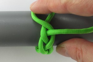 How to tie the Spanish ring knot- 2 passes - Paracord guild